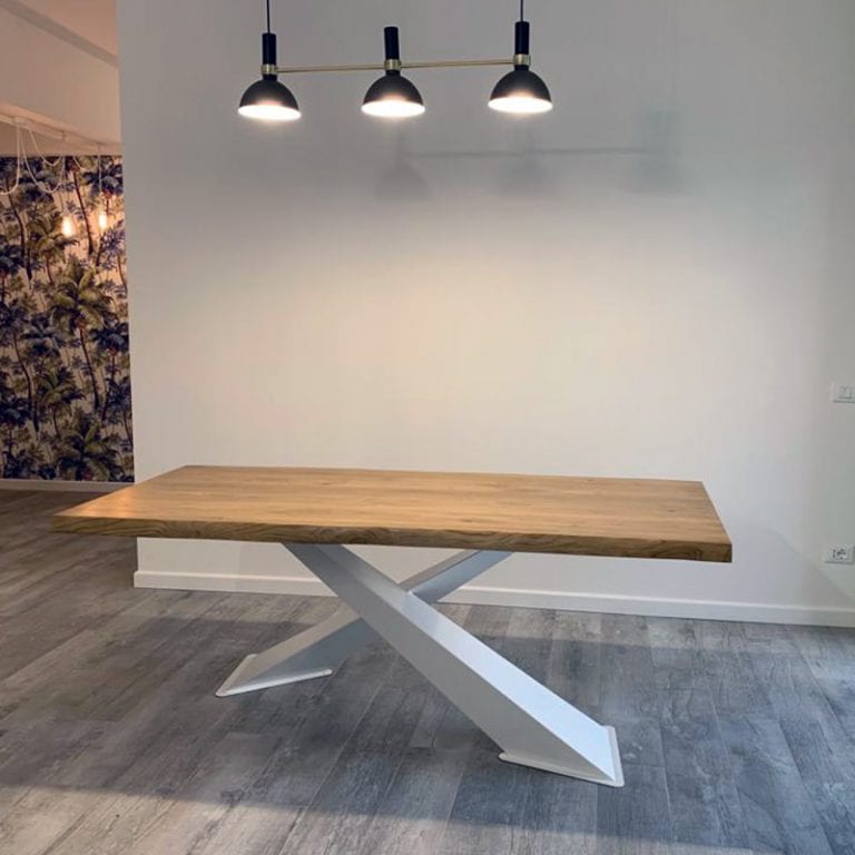 Tavoli in legno massello con gambe in ferro su misura ora in offerta.